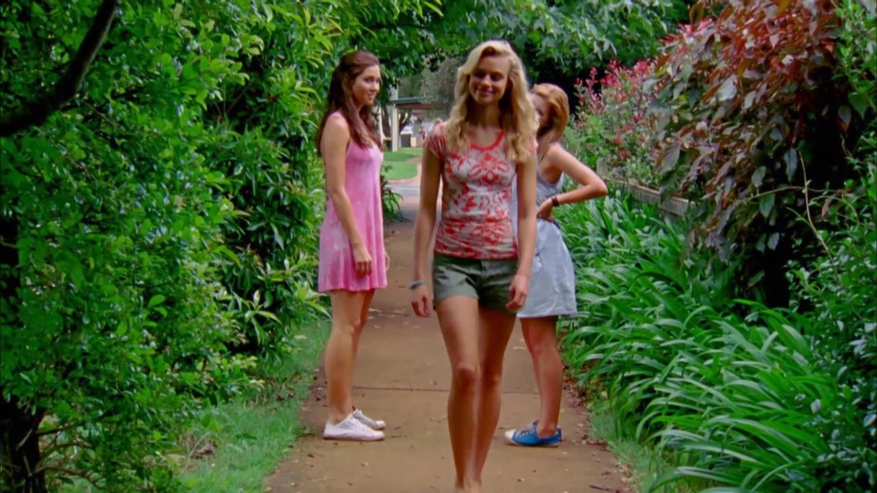Image - Kiki,Zoey and Amber in garden.jpg | Alien Surf Girls Wiki ...