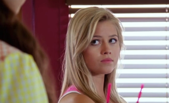 Image - Madison looks at Kiki.png | Alien Surf Girls Wiki | FANDOM ...