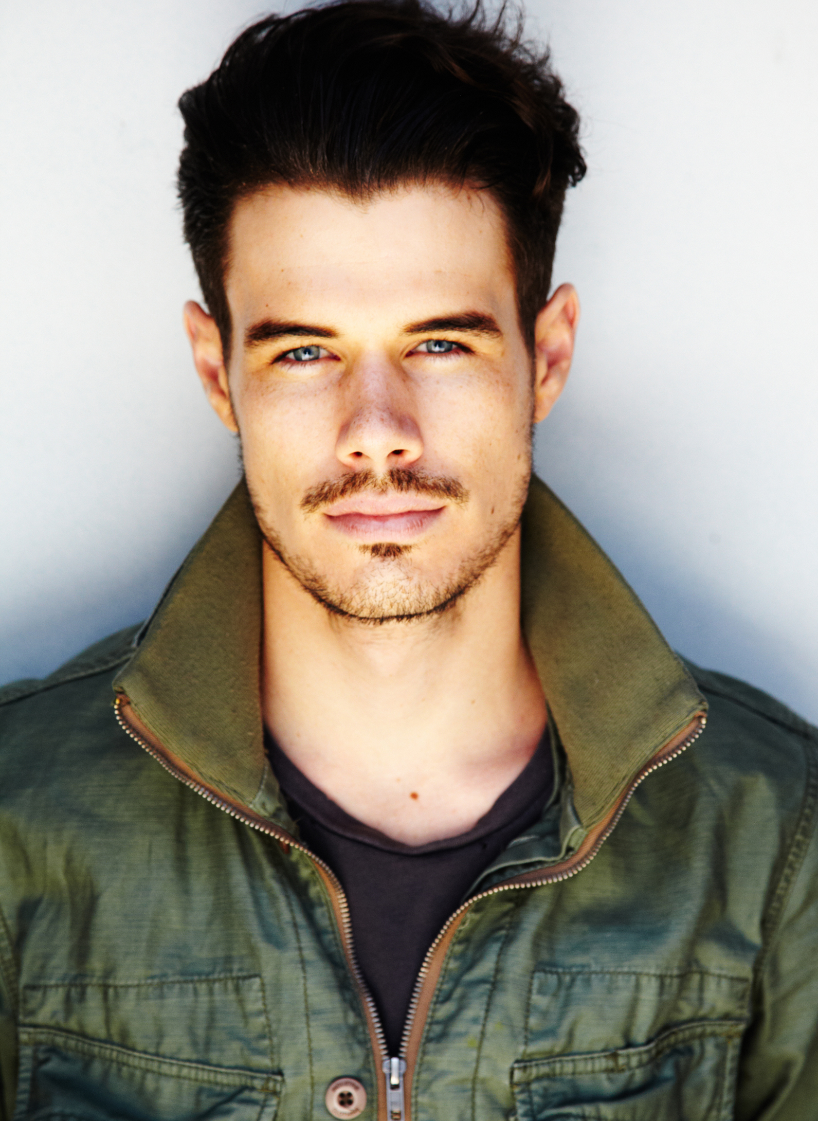 Liam Hall | Wiki ARROW France | Fandom Liam Hall | Wiki ARROW France | Fandom