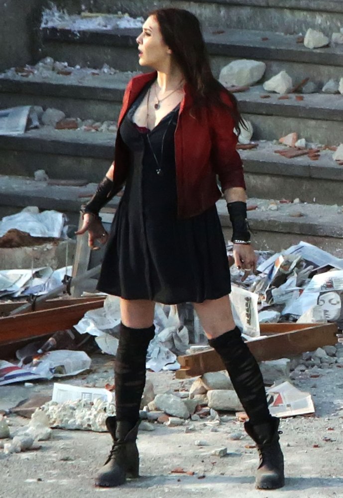 Image Scarlet Witch On Aou Set Disney Wiki Fandom Powered By Wikia