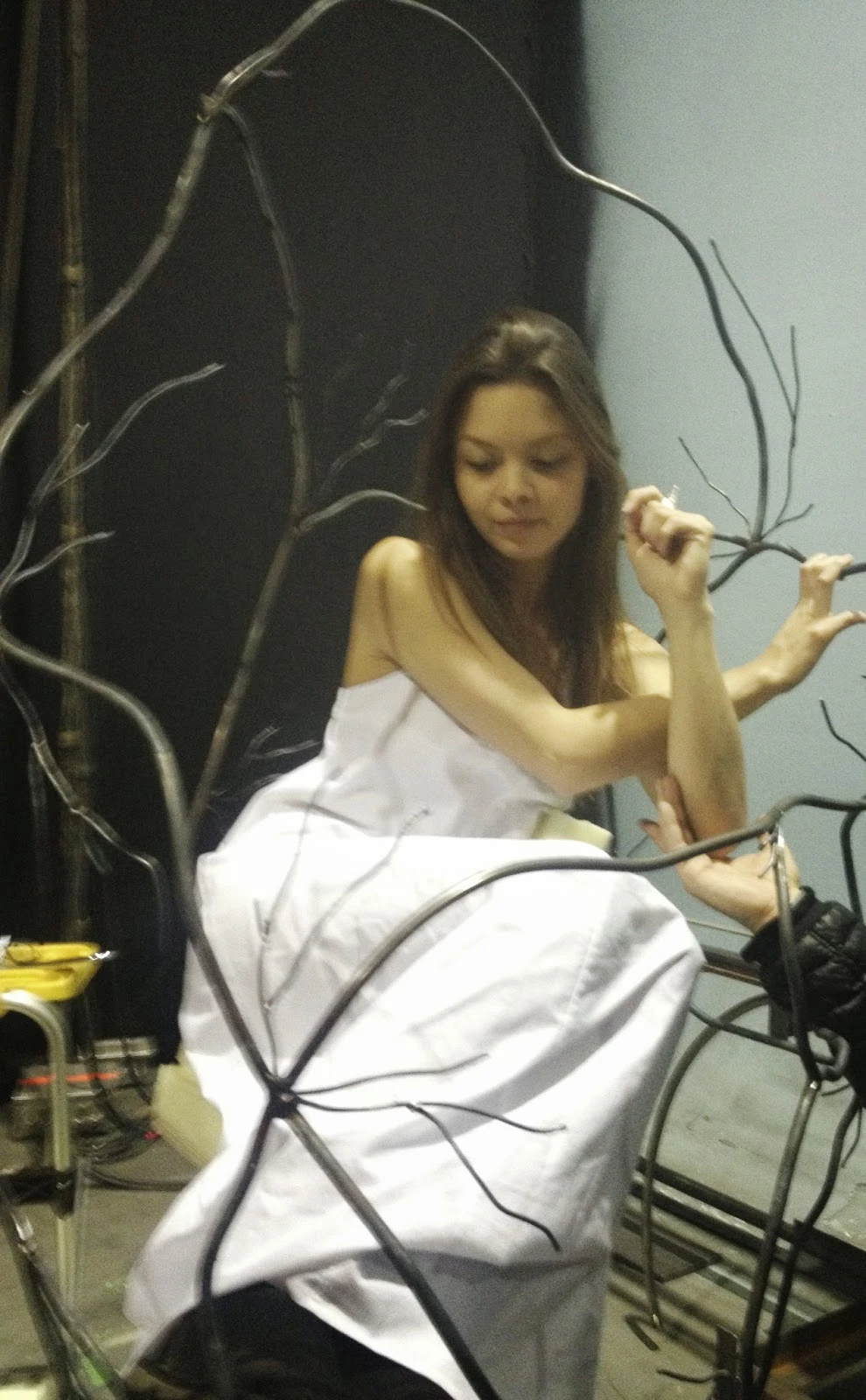 Image - Scarlett2-BTS.jpg | Falling Skies Wiki | FANDOM powered by Wikia