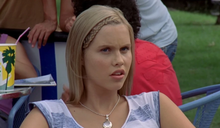 Image - Emma With White Locket.jpg | H2O Just Add Water Wiki | FANDOM ...