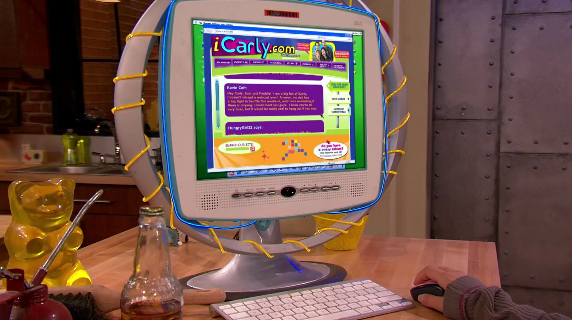 Does anybody know what model of monitor this is from Icarly? : r ...