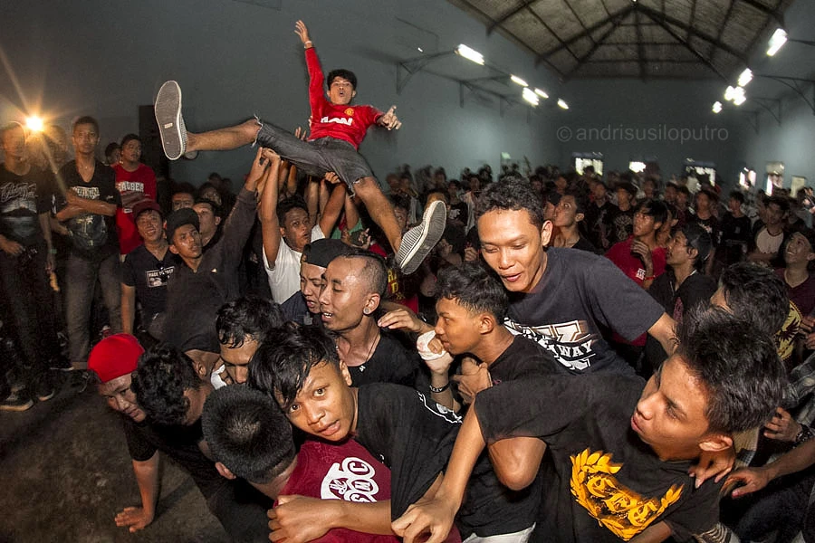 Moshing | Metal Wiki | FANDOM powered by Wikia