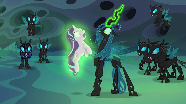 Imagen Queen Chrysalis Pulls Starlight Glimmer Up Close S6e26 Png