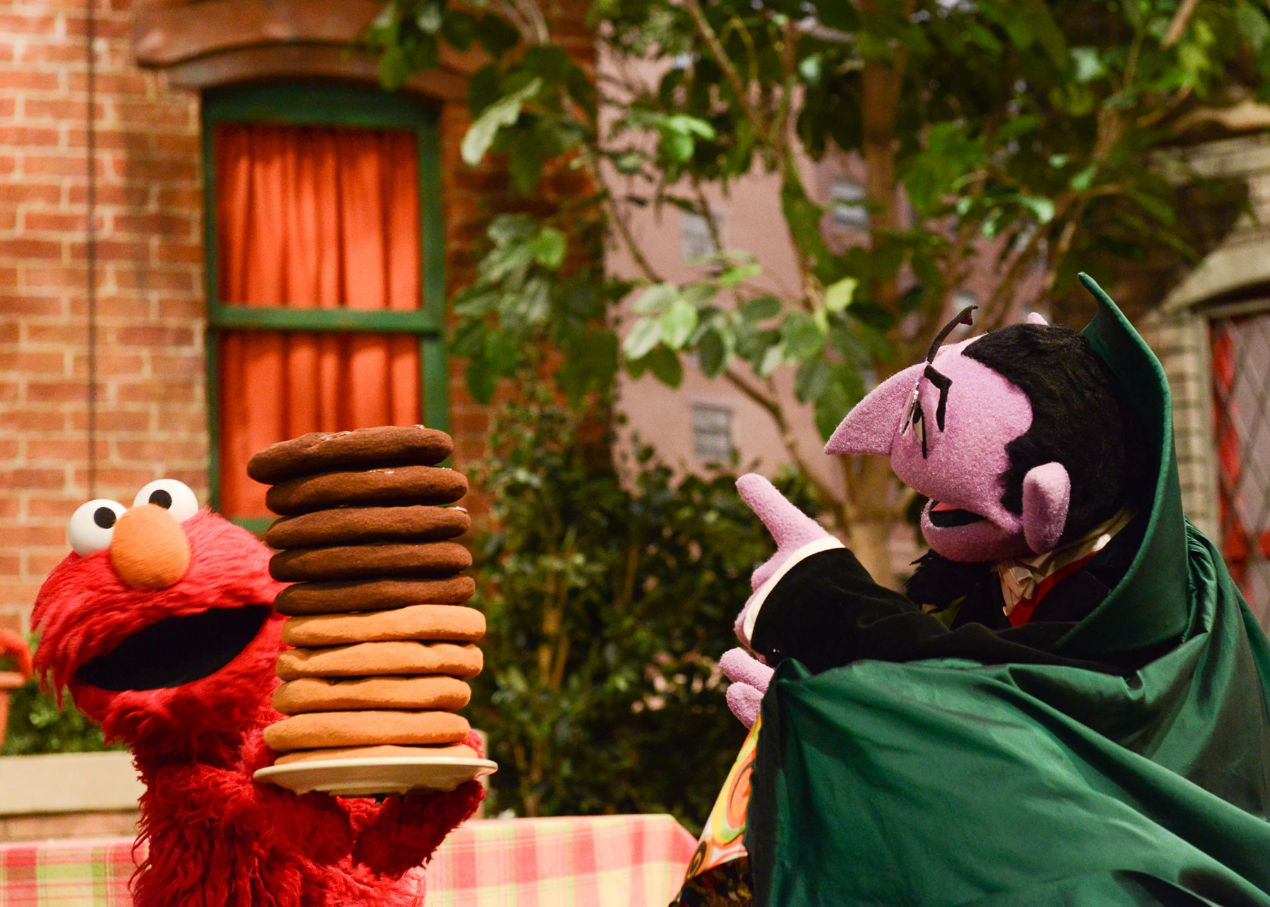 Image - The-count-counting-cookies-with-elmo.jpg | Muppet Wiki | FANDOM ...