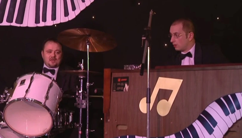 Les Alanos | Phoenix Nights Wiki | Fandom