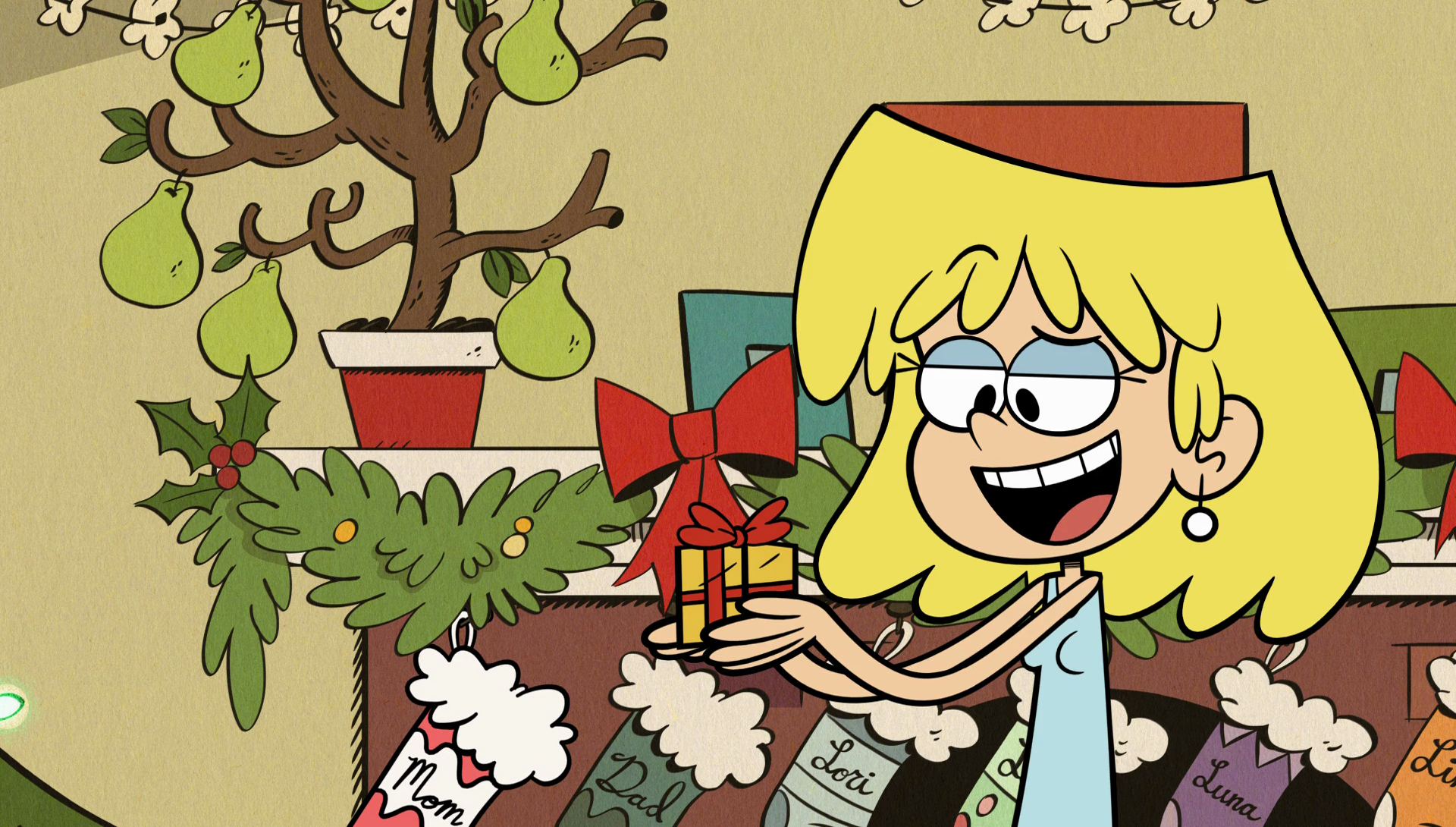 Image S2e01 Lori Holds A Tiny Present From Ritapng The Loud House Encyclopedia Fandom