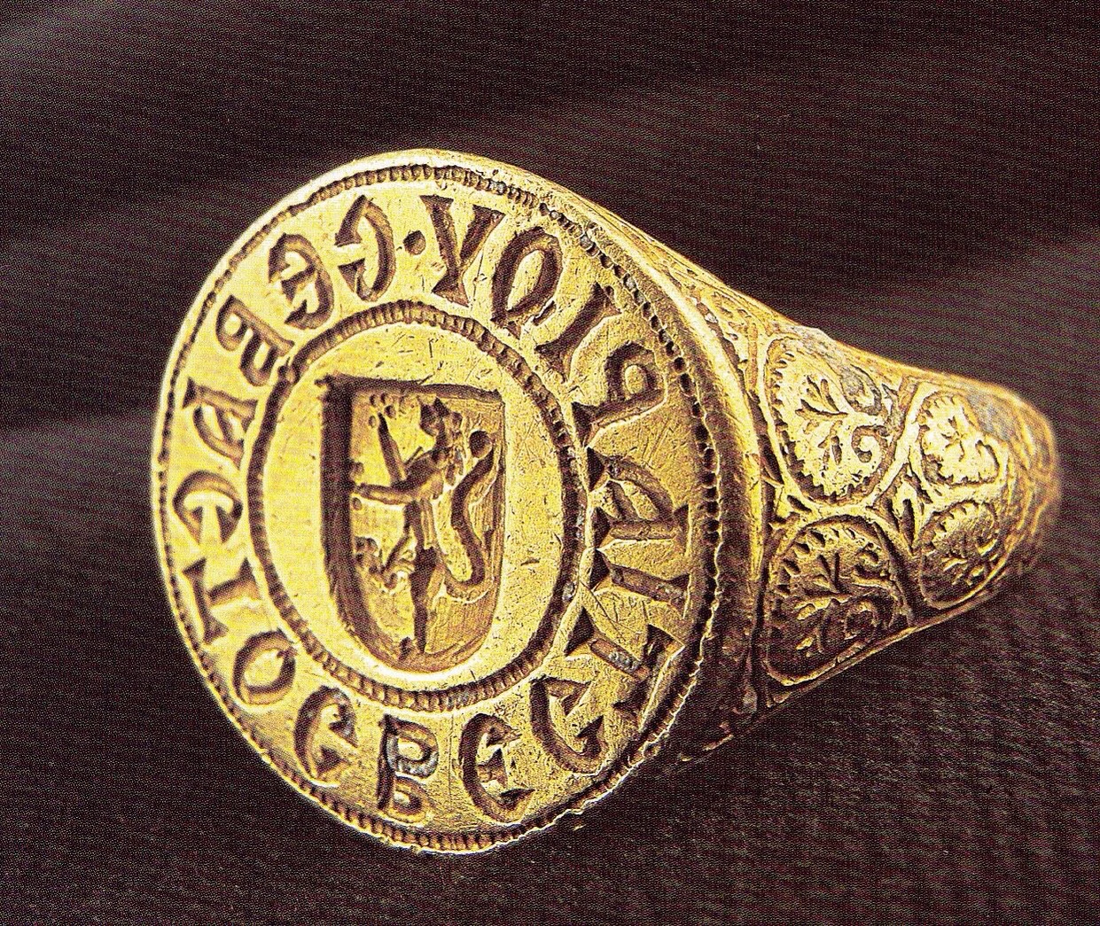 Hernan Cortez’s Golden Signet Ring | Warehouse 13 Artifact Database ...